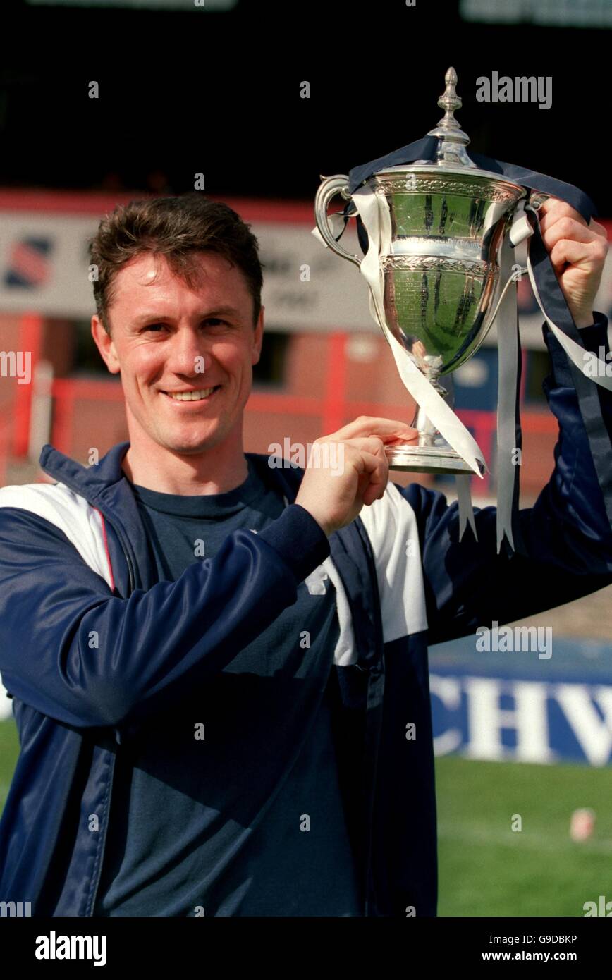 With the scottish first division trophy hi-res stock photography and ...