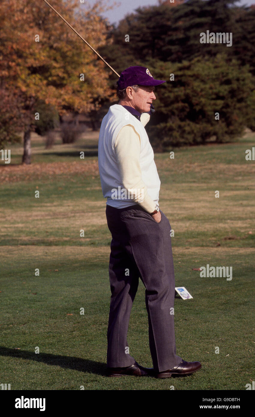 President George H.W. Bush plays golf at Andrews Air Force Base in ...