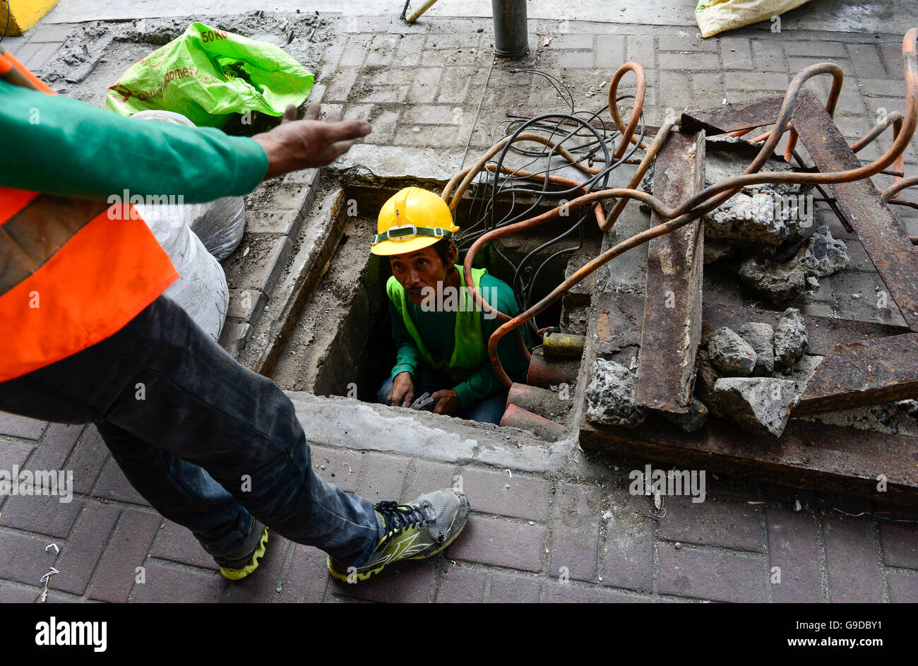 PHILIPPINES, Manila, Chinatown, electric wire works / PHILIPPINEN ...