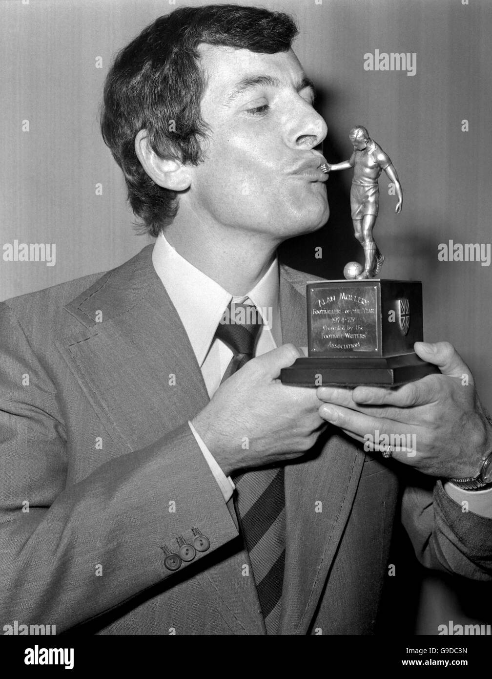 Alan mullery fulham hi-res stock photography and images - Alamy