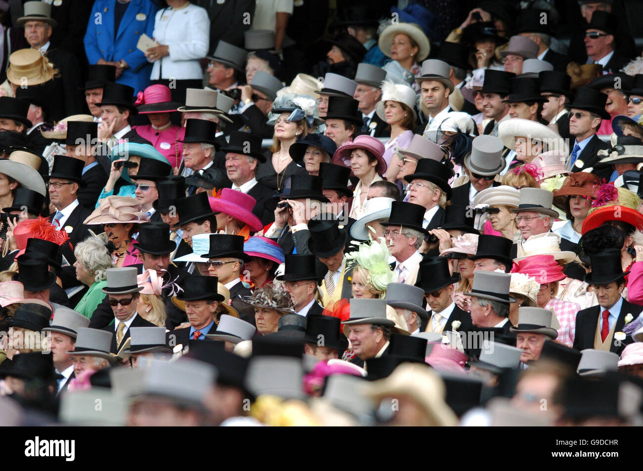 Racegoers in the grandstand enjoy their day at ascot hi-res stock ...