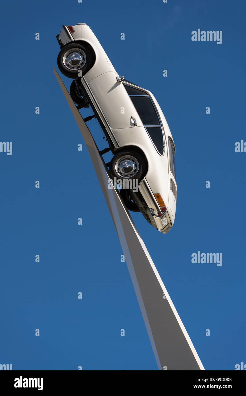 911 F-model from 1970 on a white pedestal, part of the sculpture ...