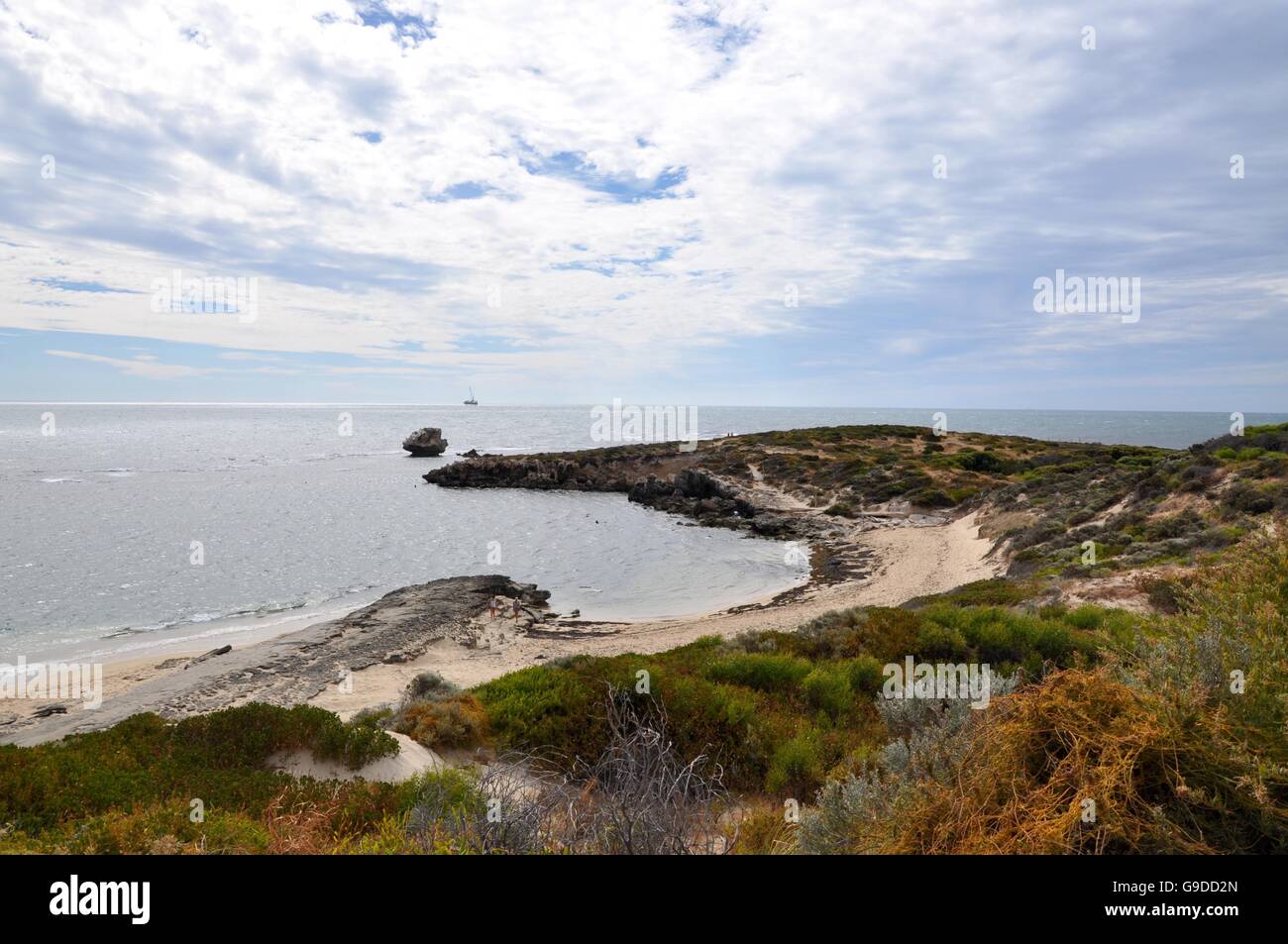 Coastal Cape Peron with the Indian Ocean bay, limestone outcroppings ...