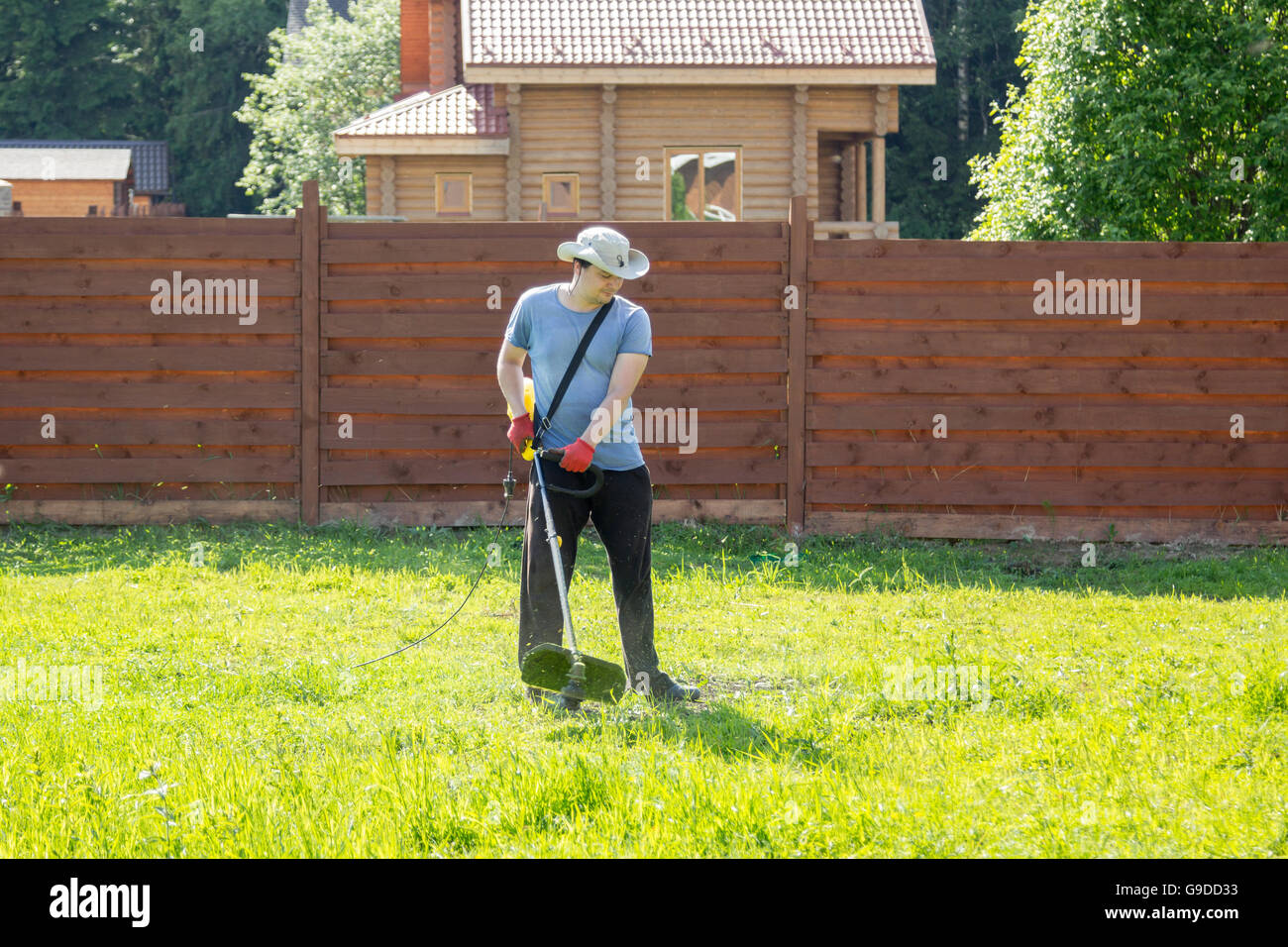 Man mows green grass lawn hi-res stock photography and images - Alamy