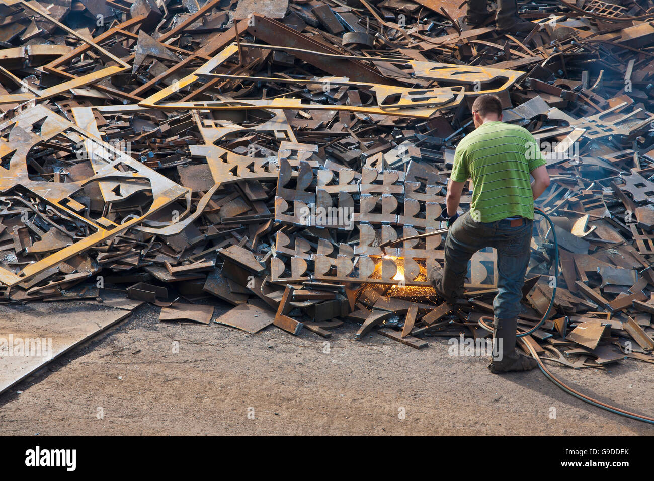Scrap Metal Workers Stock Photos & Scrap Metal Workers Stock Images - Alamy