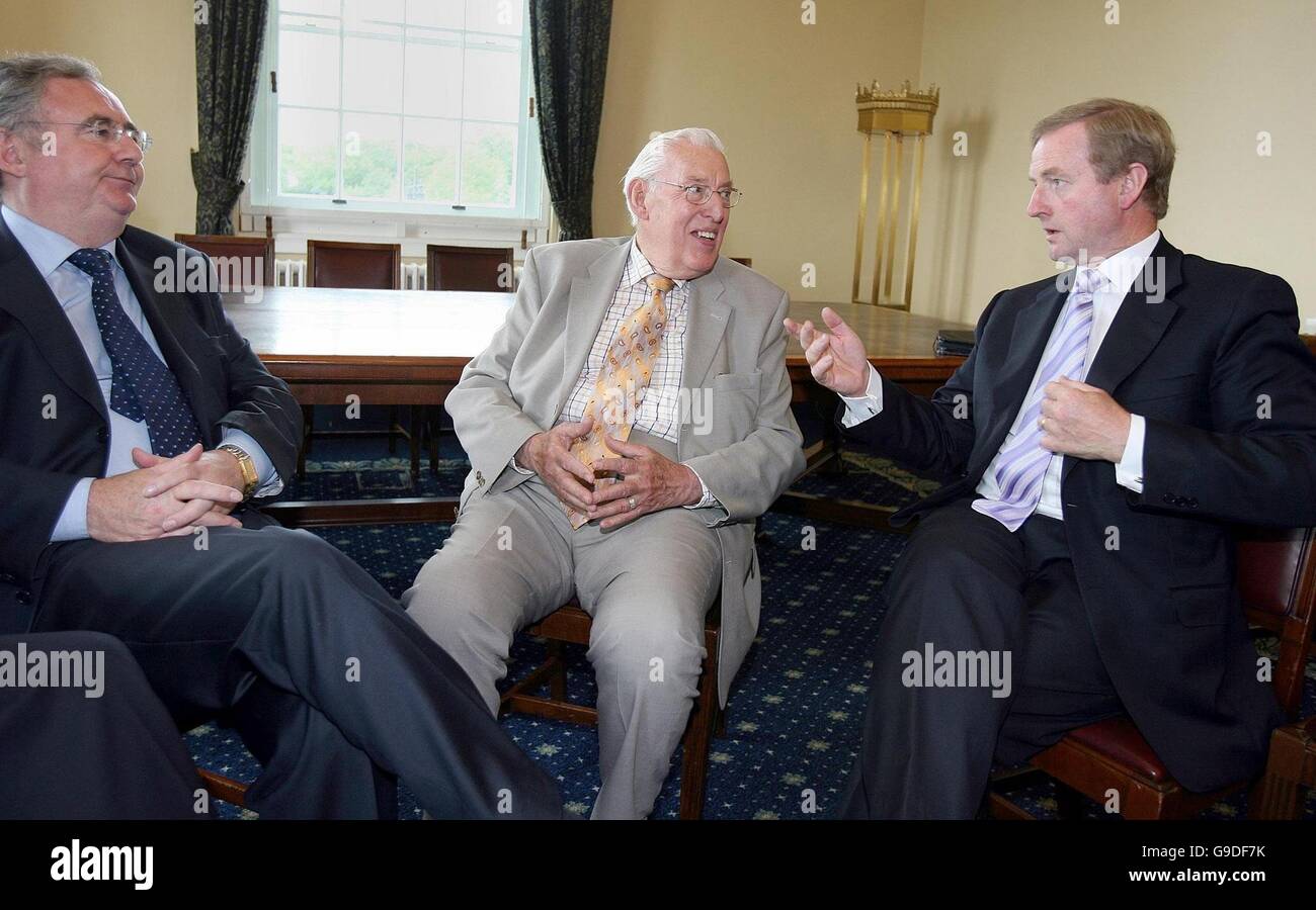 Rev ian paisley left hi-res stock photography and images - Alamy