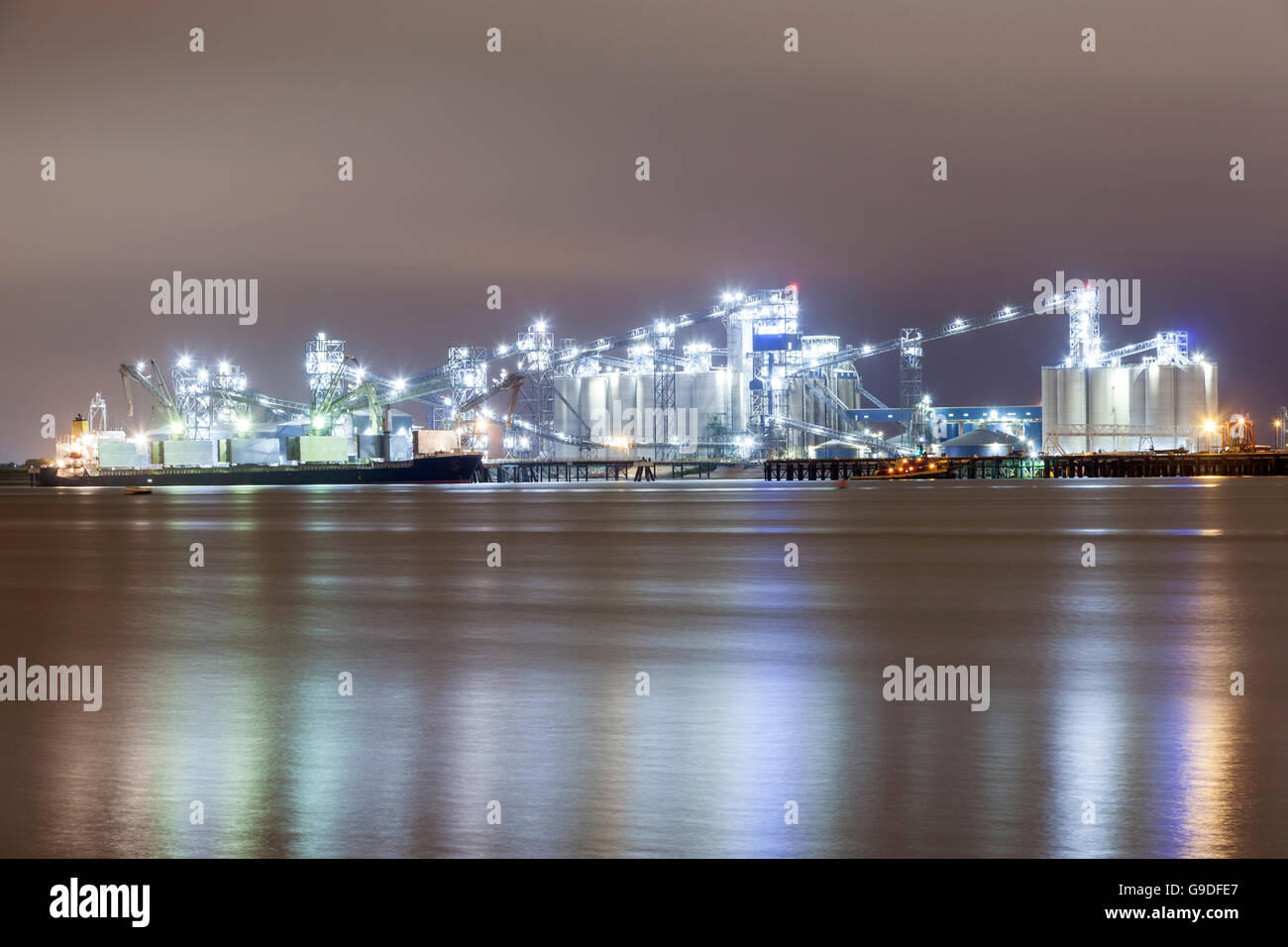 Oil refinery at night hi-res stock photography and images - Alamy