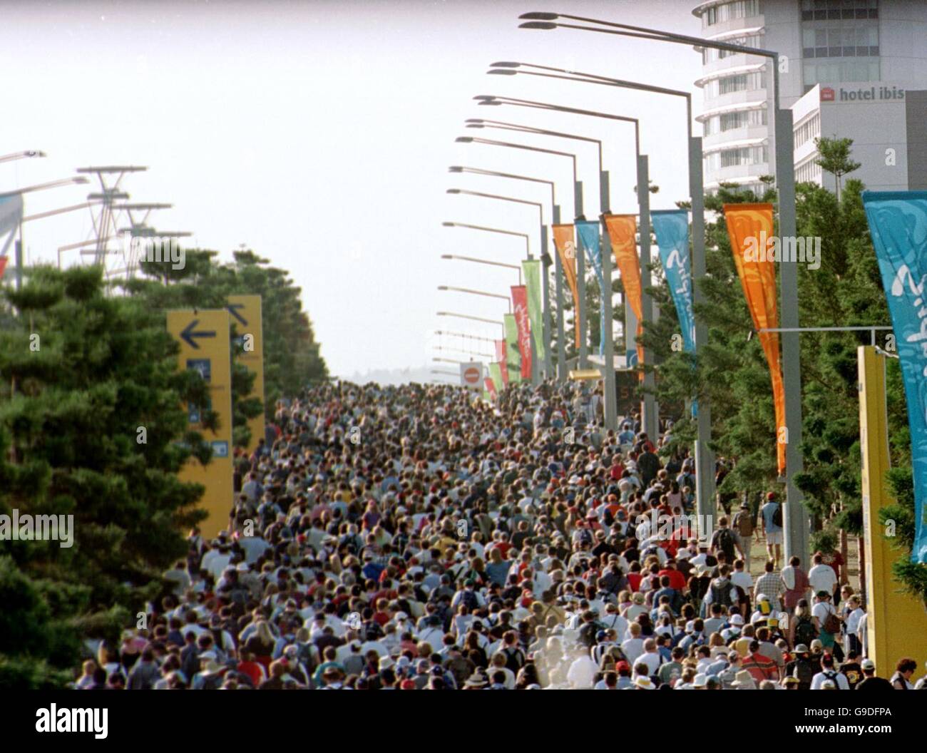 Sydney 2000 olympics crowds hi-res stock photography and images - Alamy