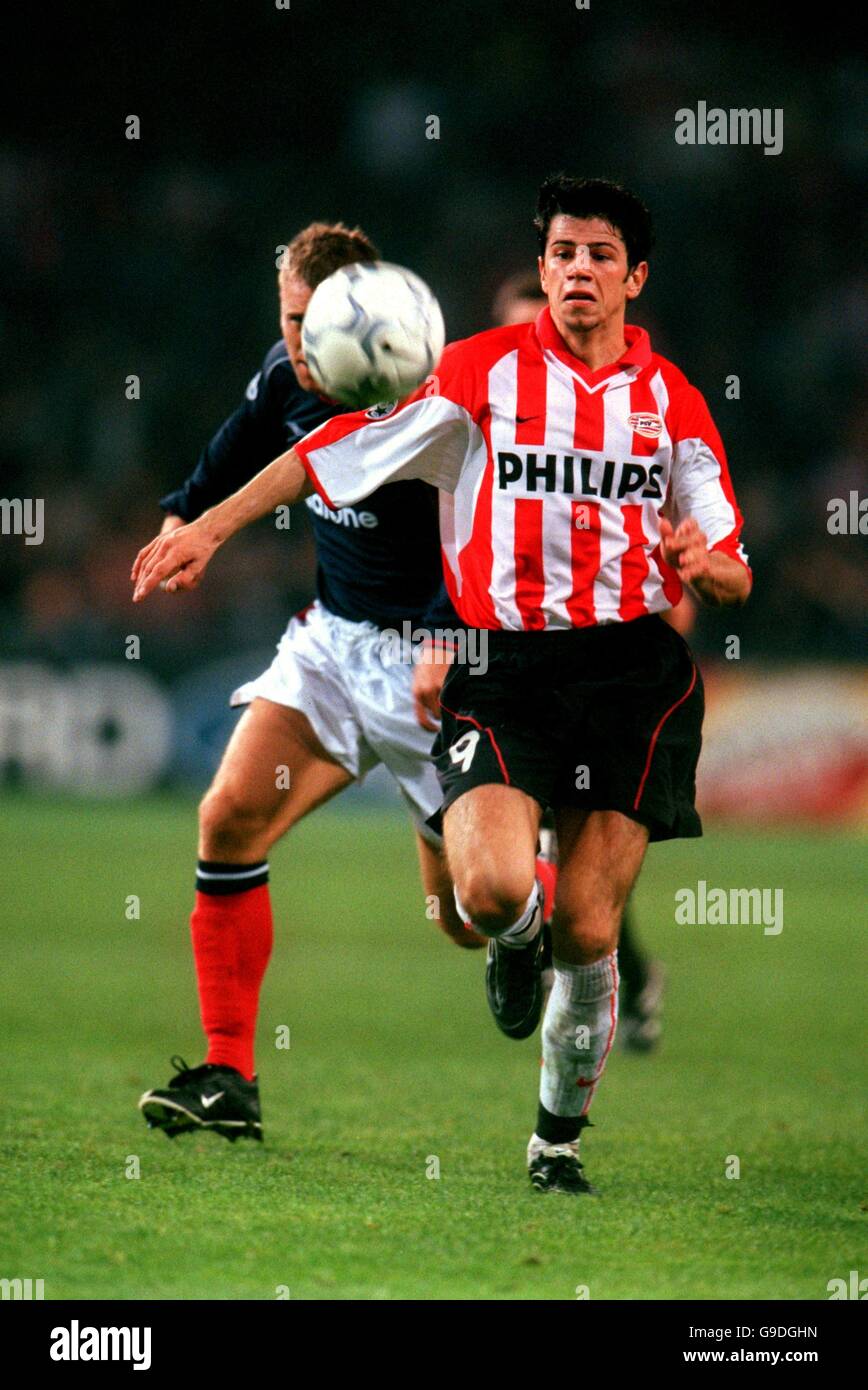 Psv eindhovens kezman gets away from manchester uniteds ronnie wallwork ...