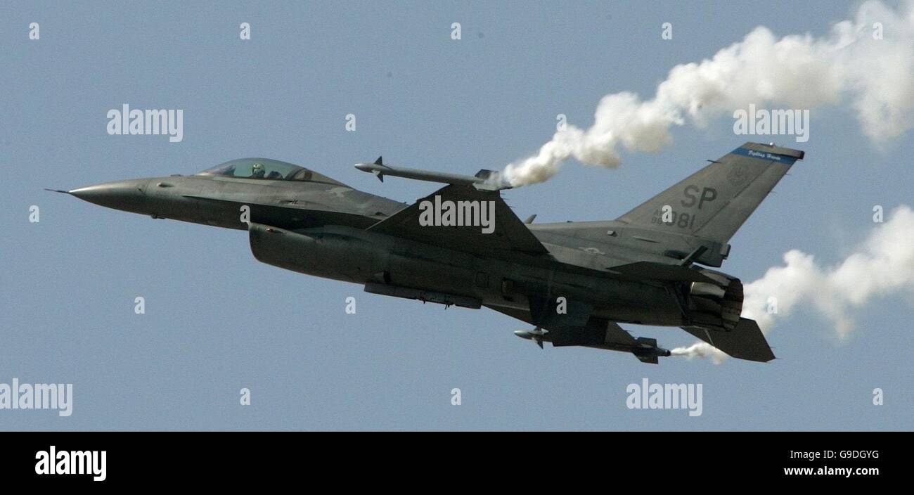 A lockheed martin f16 display at farnborough airshow hi-res stock ...