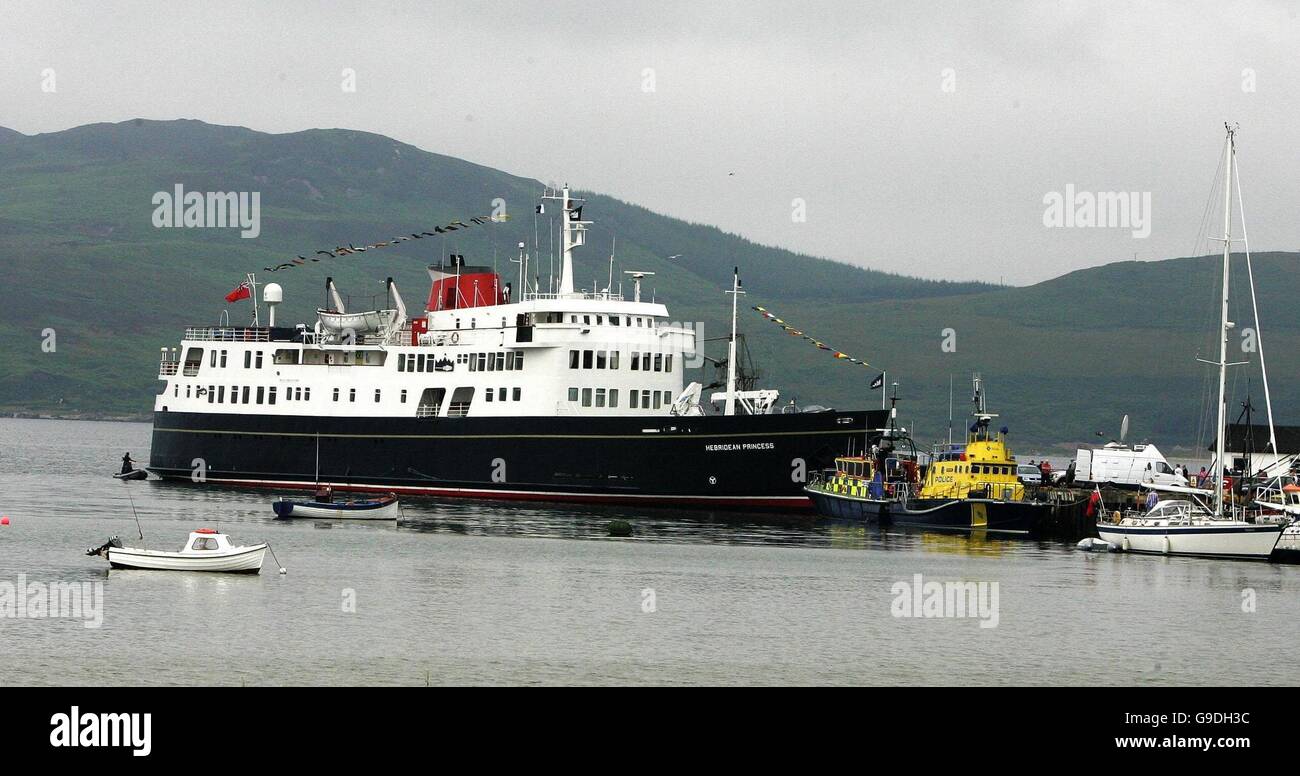 Cruise security hi-res stock photography and images - Alamy