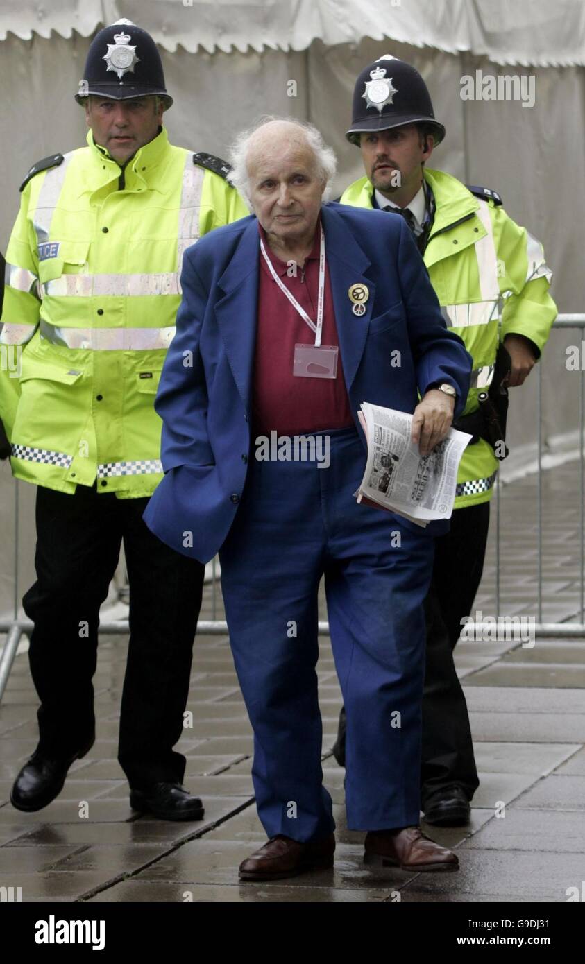 Labour heckler elected hi-res stock photography and images - Alamy