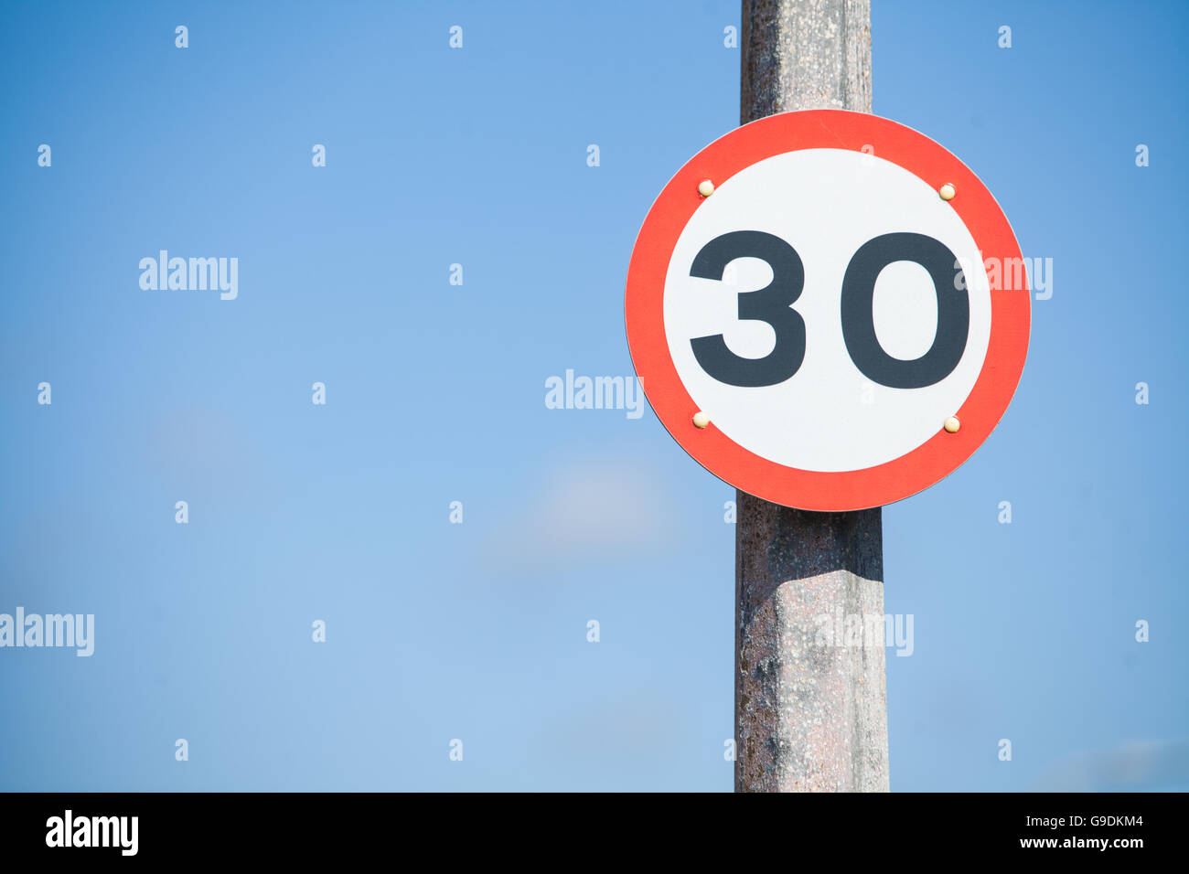 30km h speed limit sign hi-res stock photography and images - Alamy