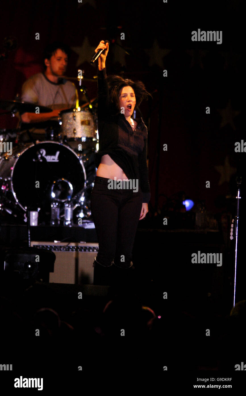 Sharleen Spiteri, lead singer of Texas, entertains the crowds Stock ...