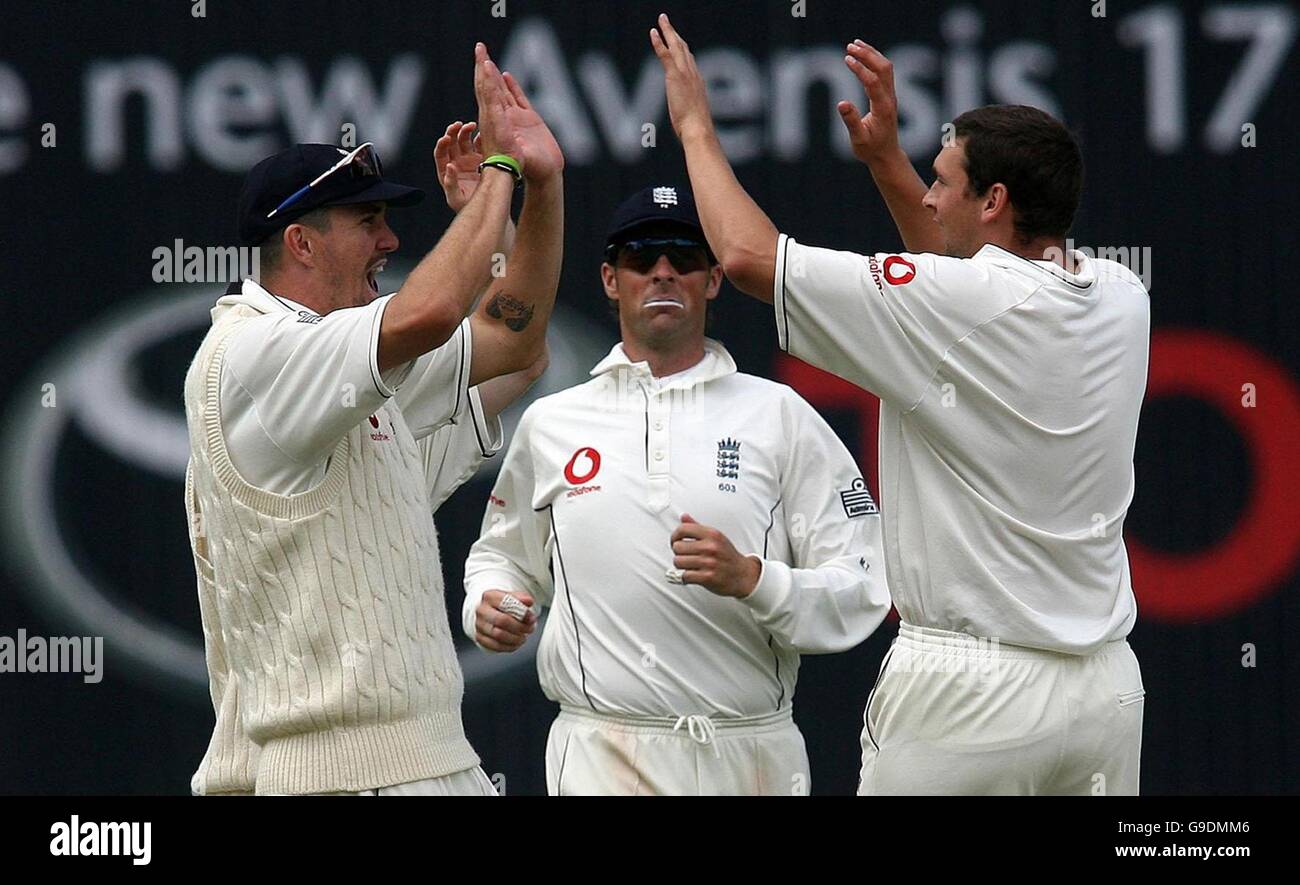 England's Steve Harmison (R) celebrates the wicket of Pakistan captain ...