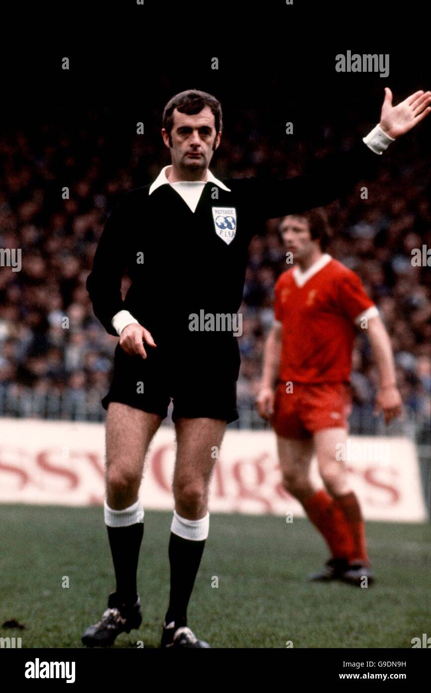 Referee clive thomas hi-res stock photography and images - Alamy