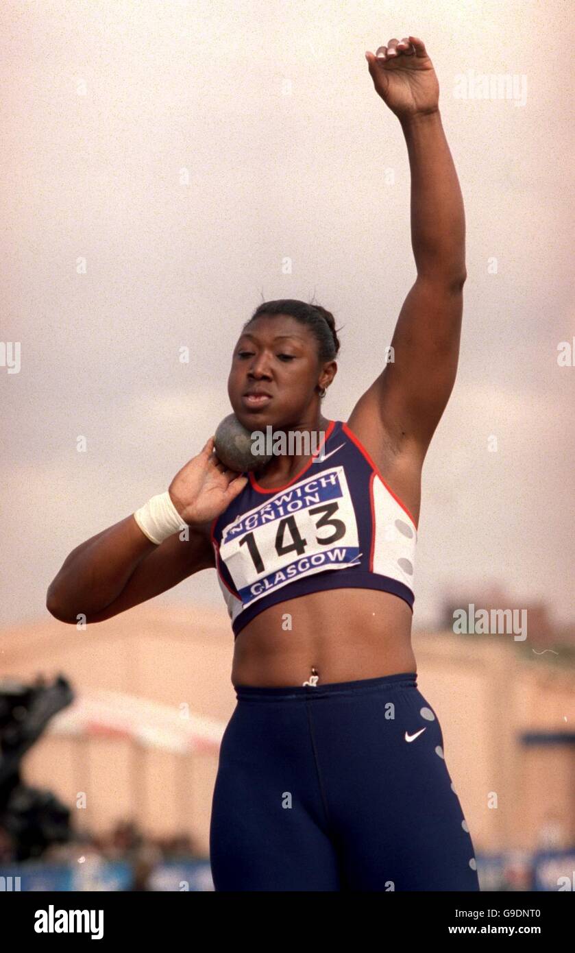 Usas connie price smith competing in the womens shot put hi-res stock ...