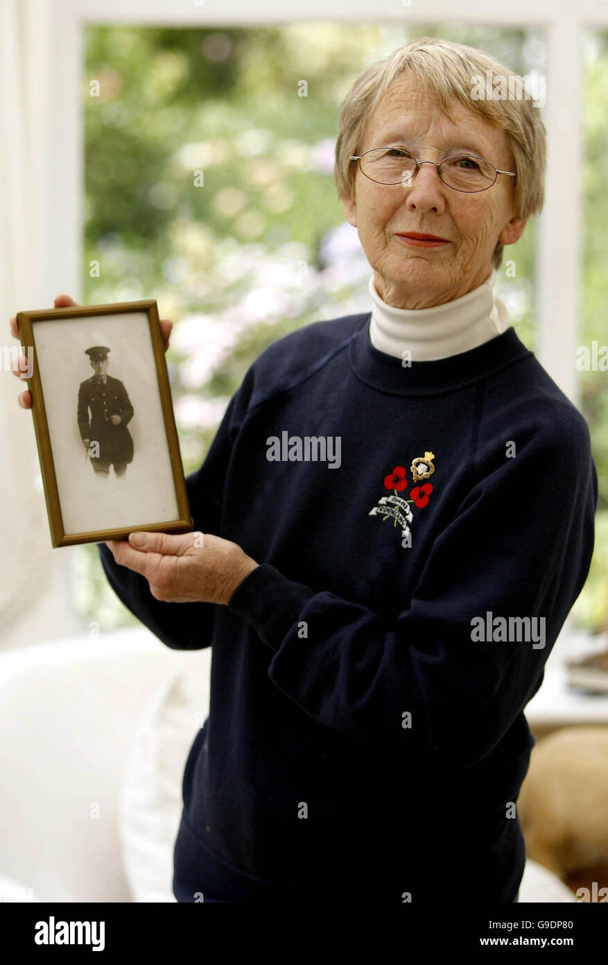 Angela berry holds a picture of her father hi-res stock photography and ...