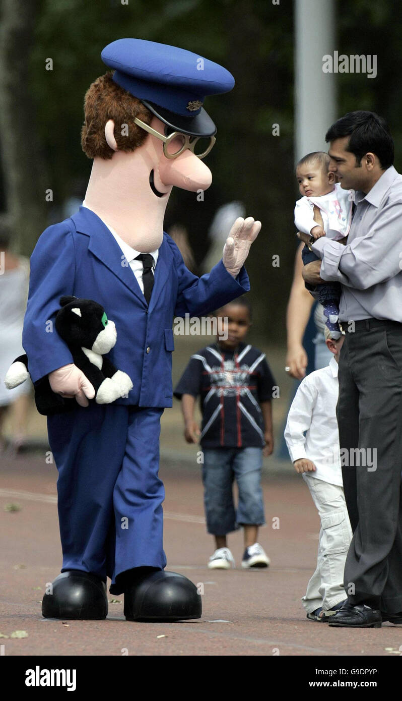 Postman Pat makes his way up The Mall towards Buckingham Palace where ...