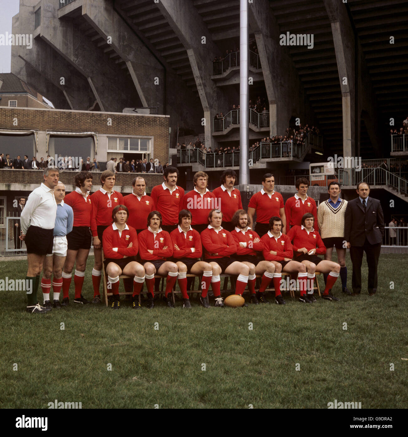 Gareth edwards wales rugby hi-res stock photography and images - Alamy