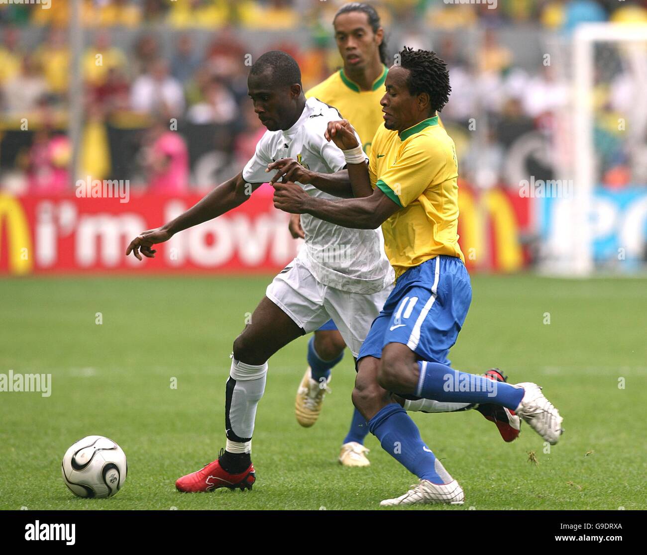 (R-L) Brazil's Jose Ze Roberto and Ghana's Matthew Amoah battle for the ...