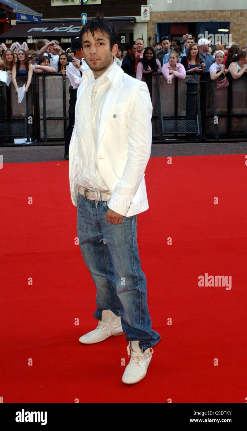 Sezer from Big Brother arrives late to the premiere of McFly's new film ...