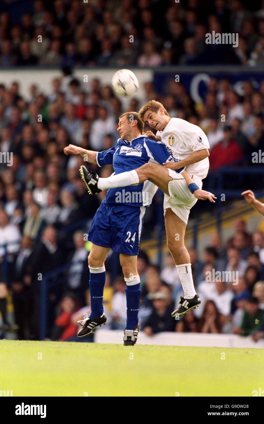 Everton's Duncan Ferguson (l) battles for the ball with Jonathan ...