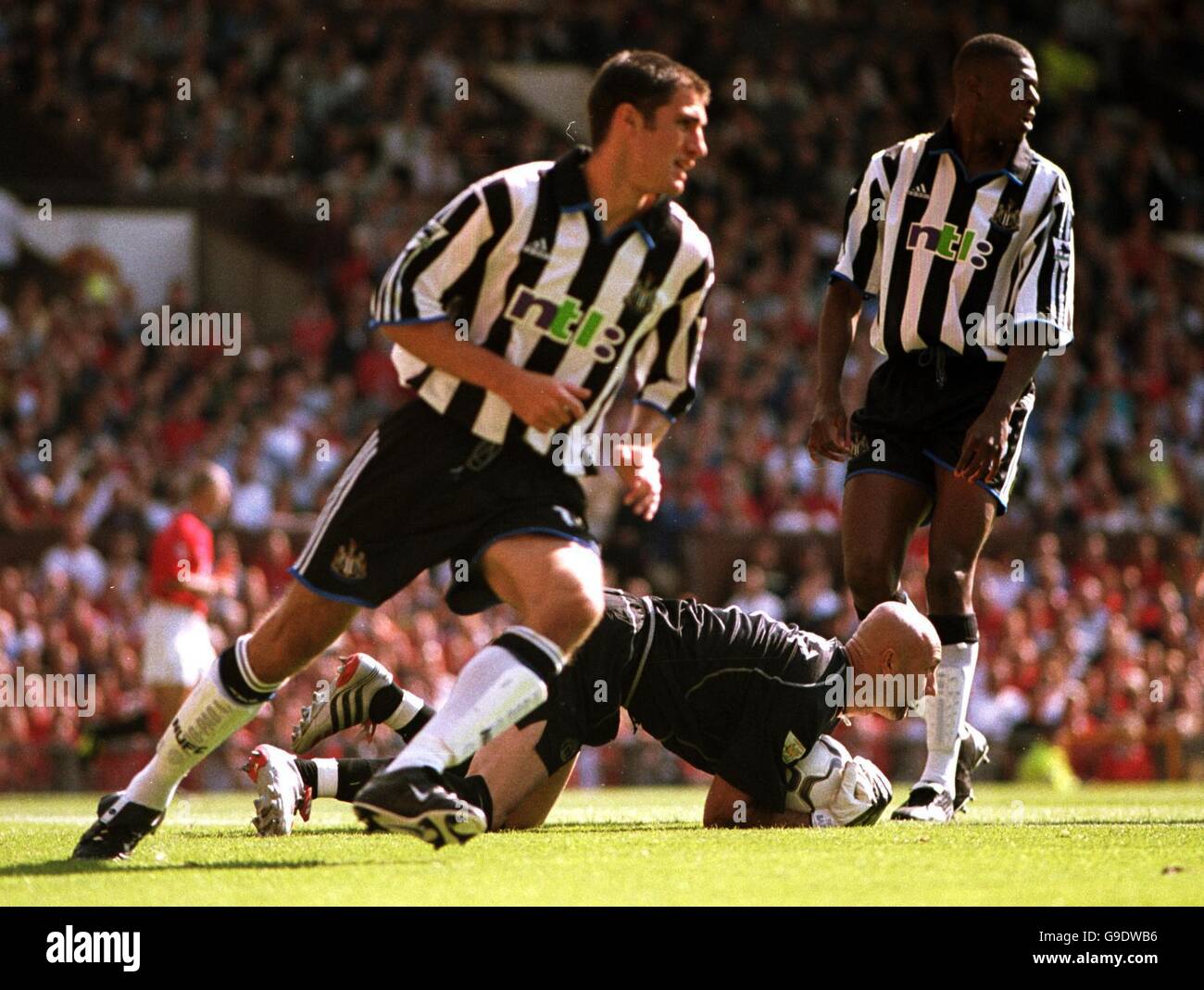 Manchester United goalkeeper Fabien Barthez (c) collects the ball ...