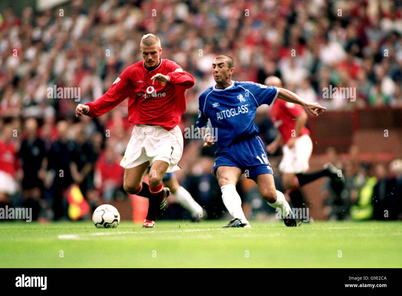Manchester uniteds david beckham is by chelseas roberto di hi-res stock ...