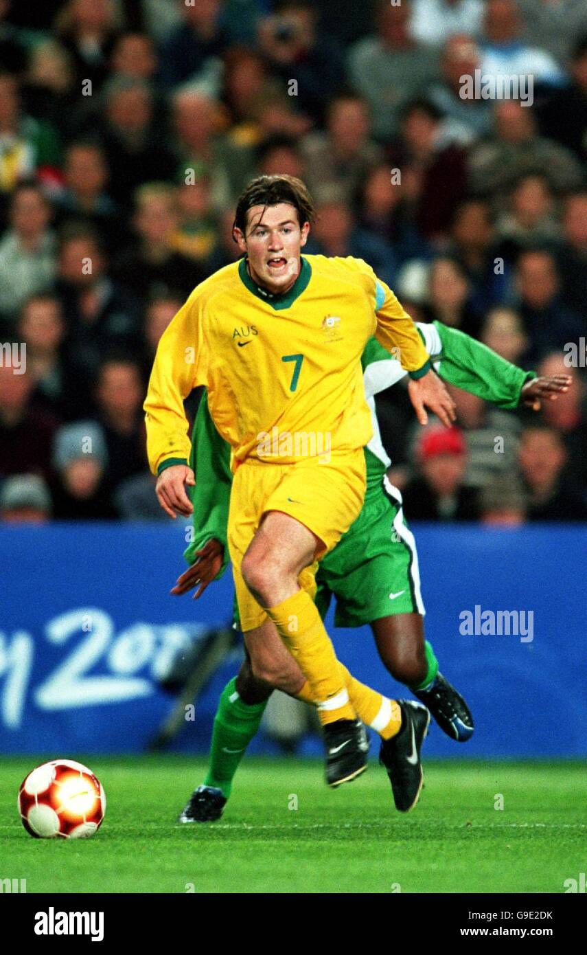 Australian football full length action hi-res stock photography and ...