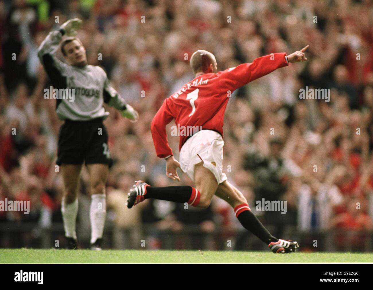 Manchester United's David Beckham celebrates scoring Stock Photo - Alamy