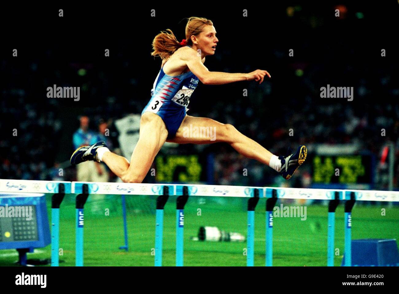 Russia's Irina Privalova comes in to win gold in the 400m hurdles Stock ...