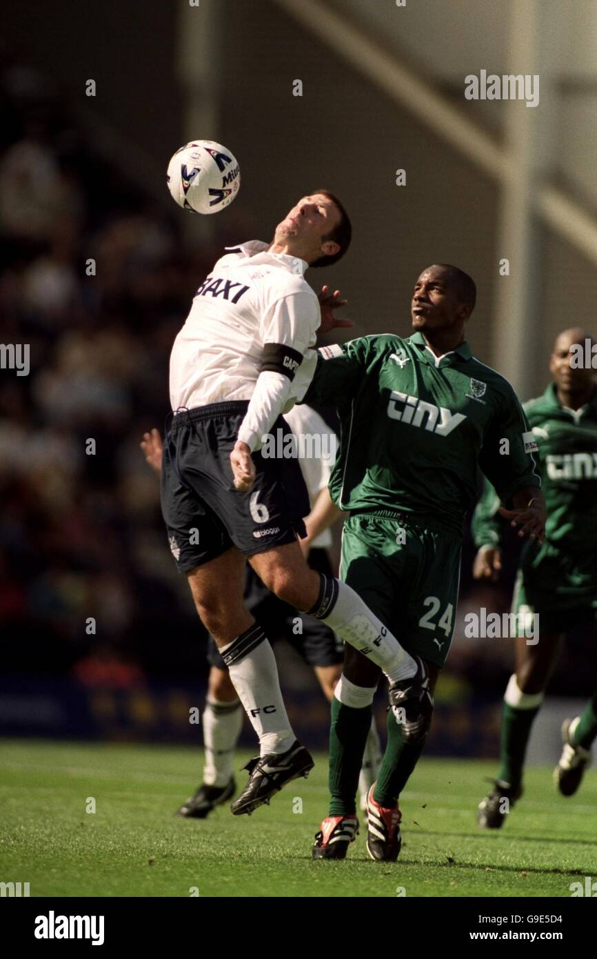 Preston North End's Sean Gregan (l) controls the ball on his chest ...