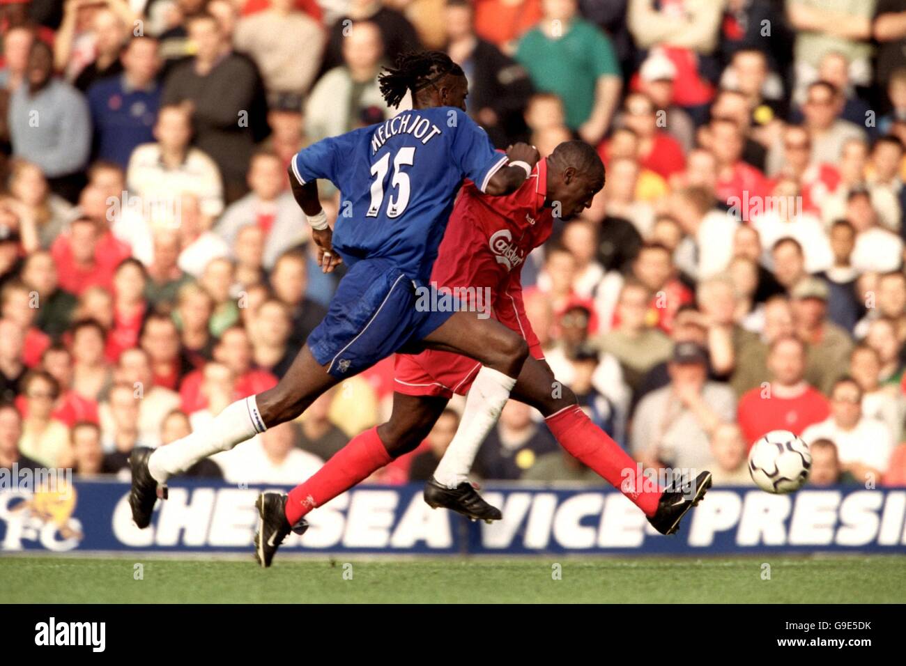 Chelsea's Mario Melchiot (l) can't prevent Liverpool's Emile Heskey (r ...
