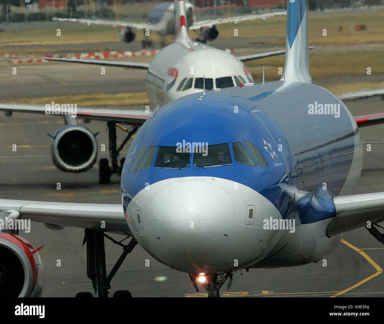 British Midland (BMI) and British Airways (BA) aircraft at Heathrow ...