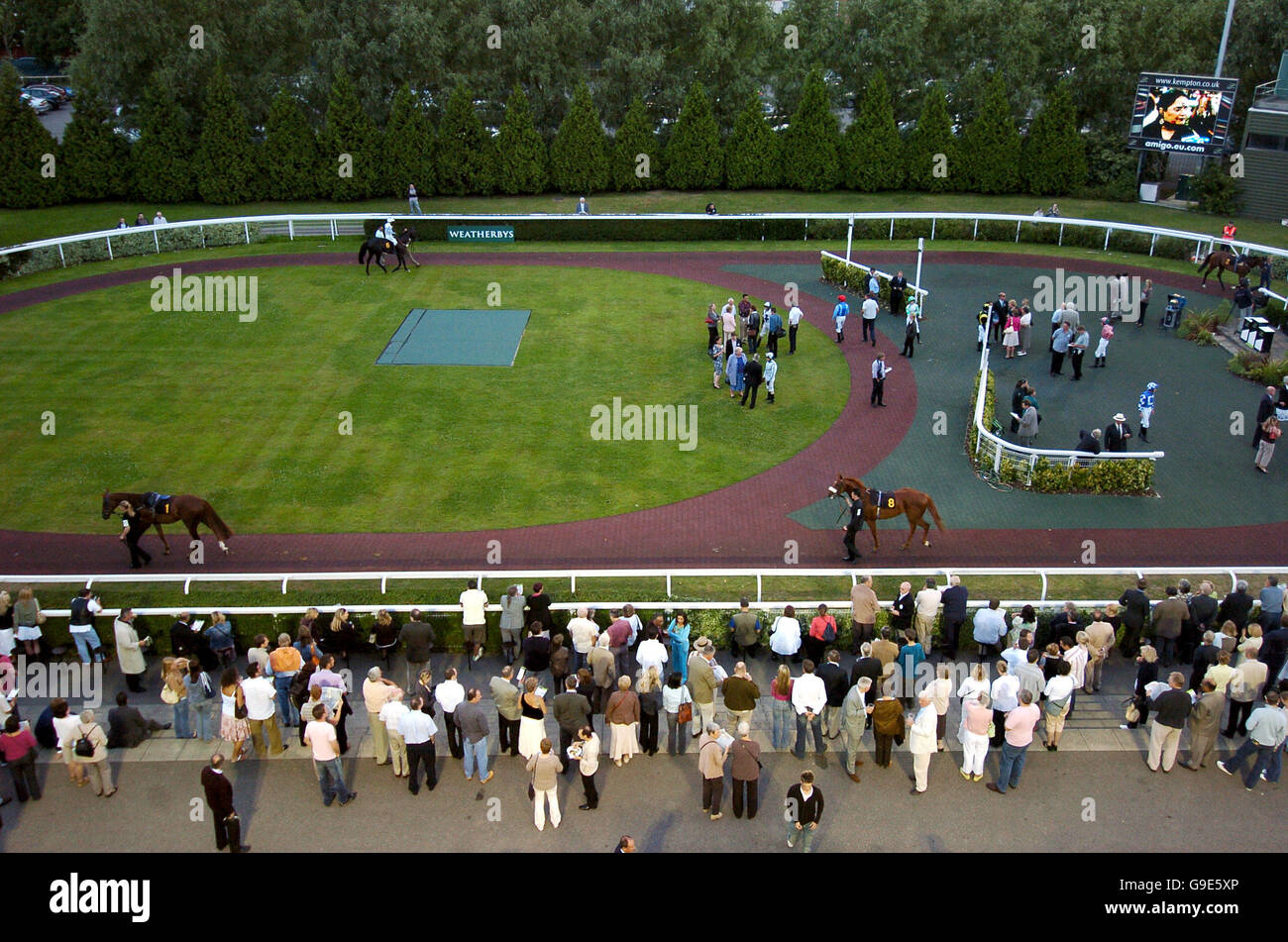 Horse Racing - Bollywood Night - Kempton Park Racecourse. The parade ...