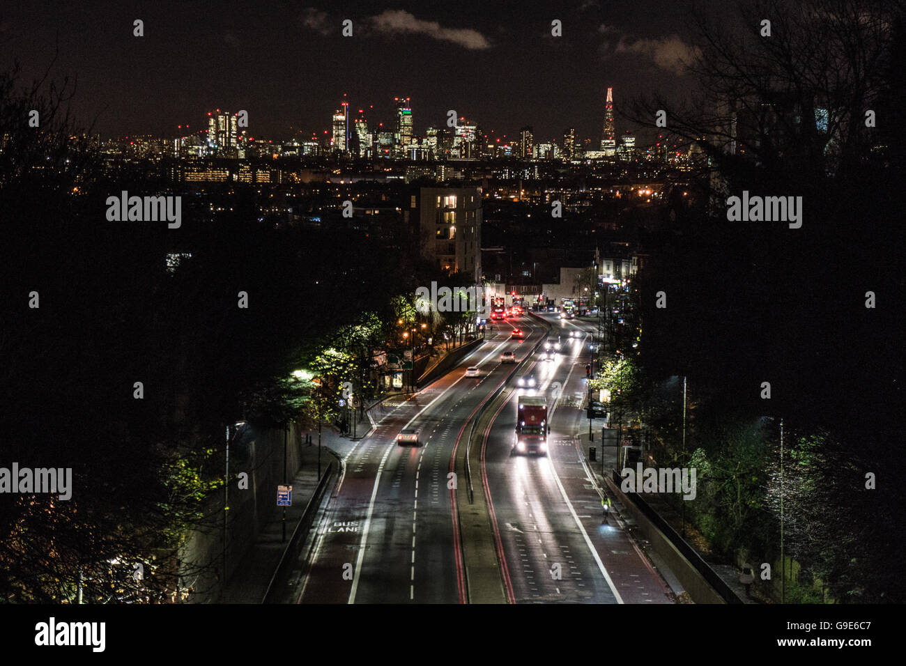 London road side view bridge hi-res stock photography and images - Alamy