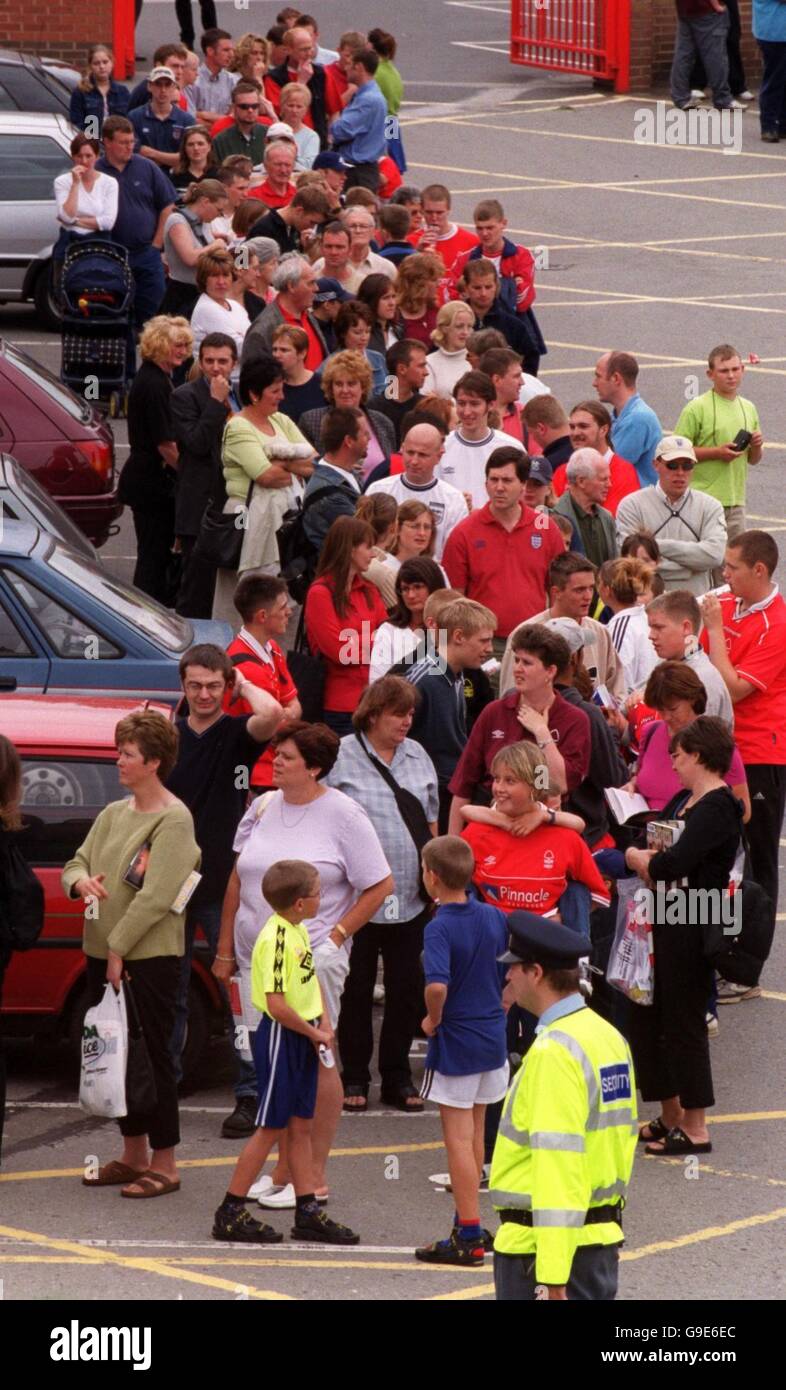 Fans queue with their copies of Psycho waiting for their hero to sign ...