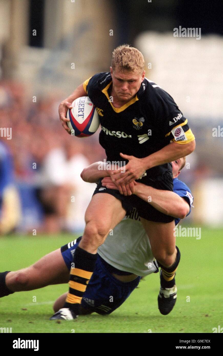 London wasps josh lewsey tries break tackle hi-res stock photography ...