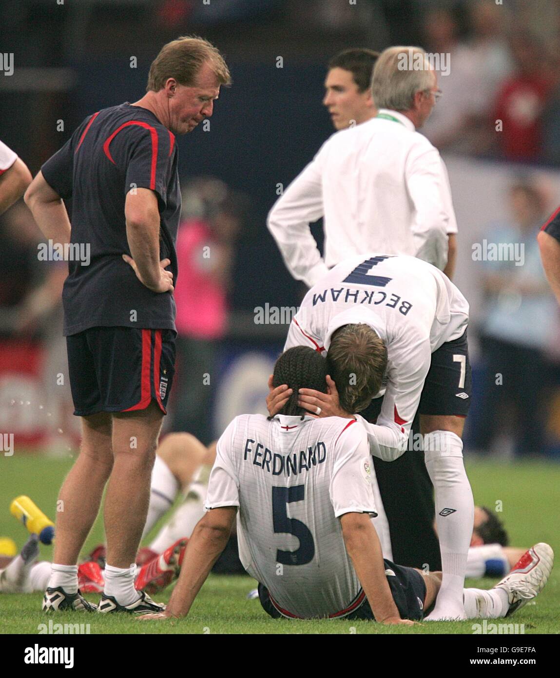 David beckham consoles rio ferdinand after the match hi-res stock ...