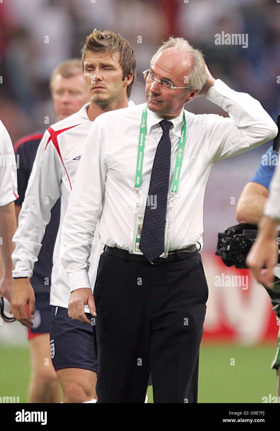 (R-L) England head coach Sven Goran Eriksson, captain David Beckham and ...