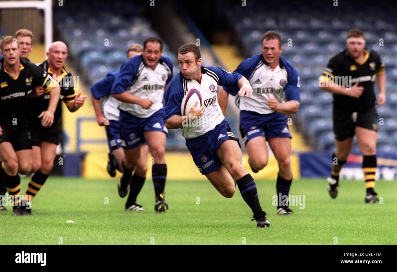 Baths kevin maggs tears through the london wasps defence hi-res stock ...