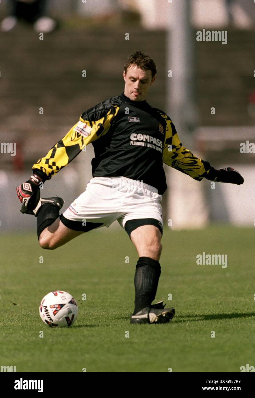 Dagenham redbridge goalkeeper tony roberts hi-res stock photography and ...