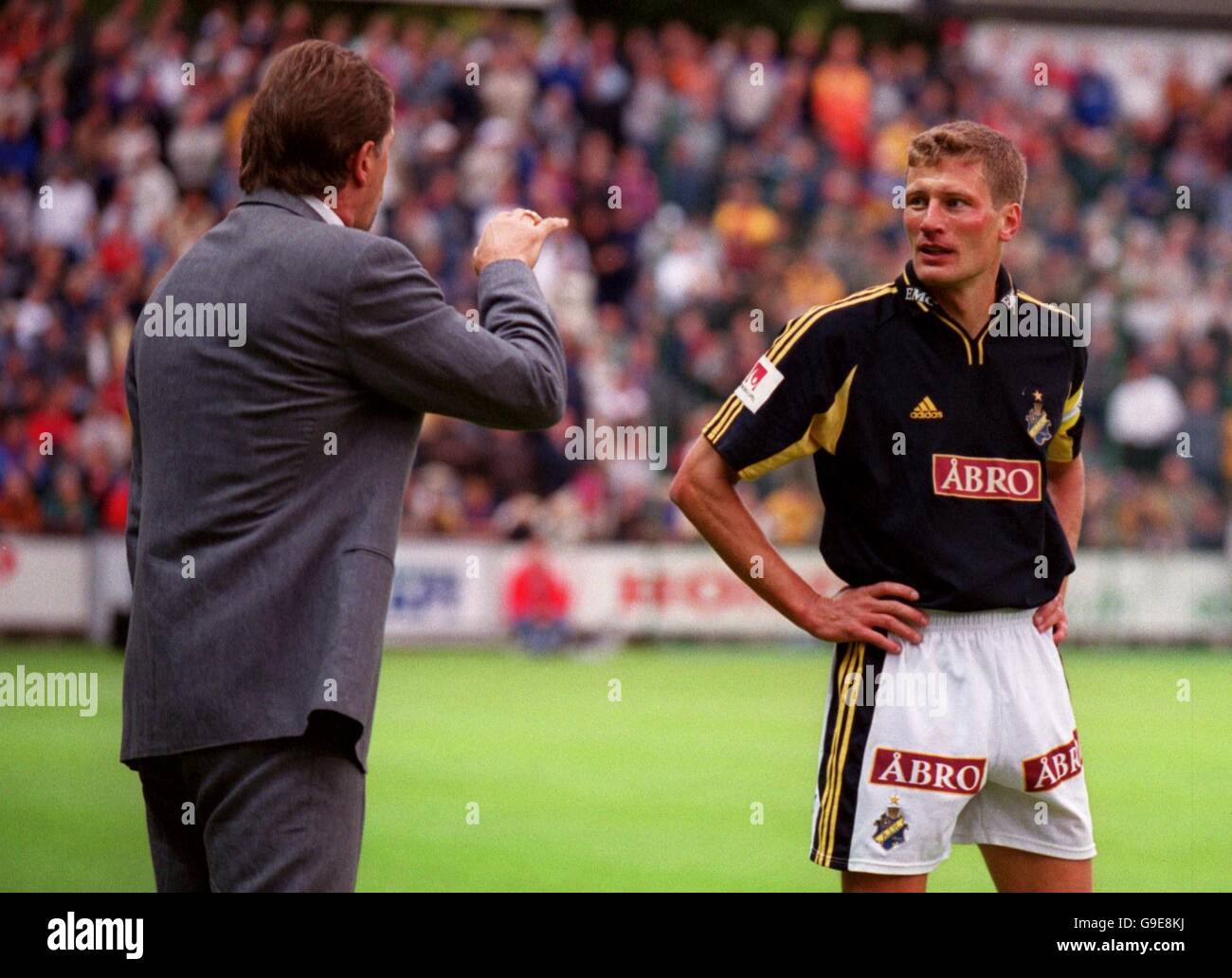 AIK Solna coach Stuart Baxter (l) hands out instructions to his captain ...