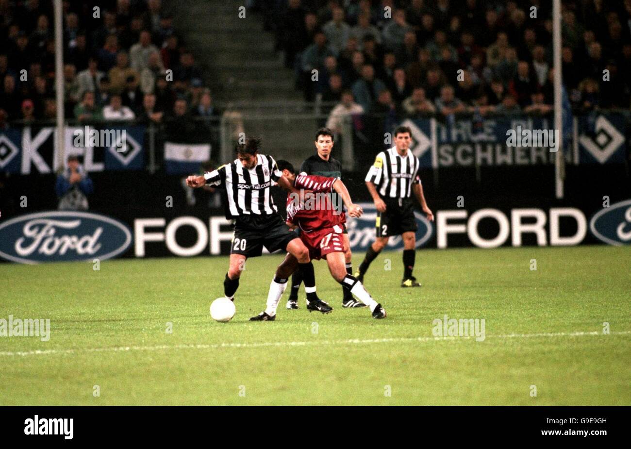 SV Hamburg's Rodolfo Cardoso (r) and Juventus' Alessio Tacchinardi (l ...