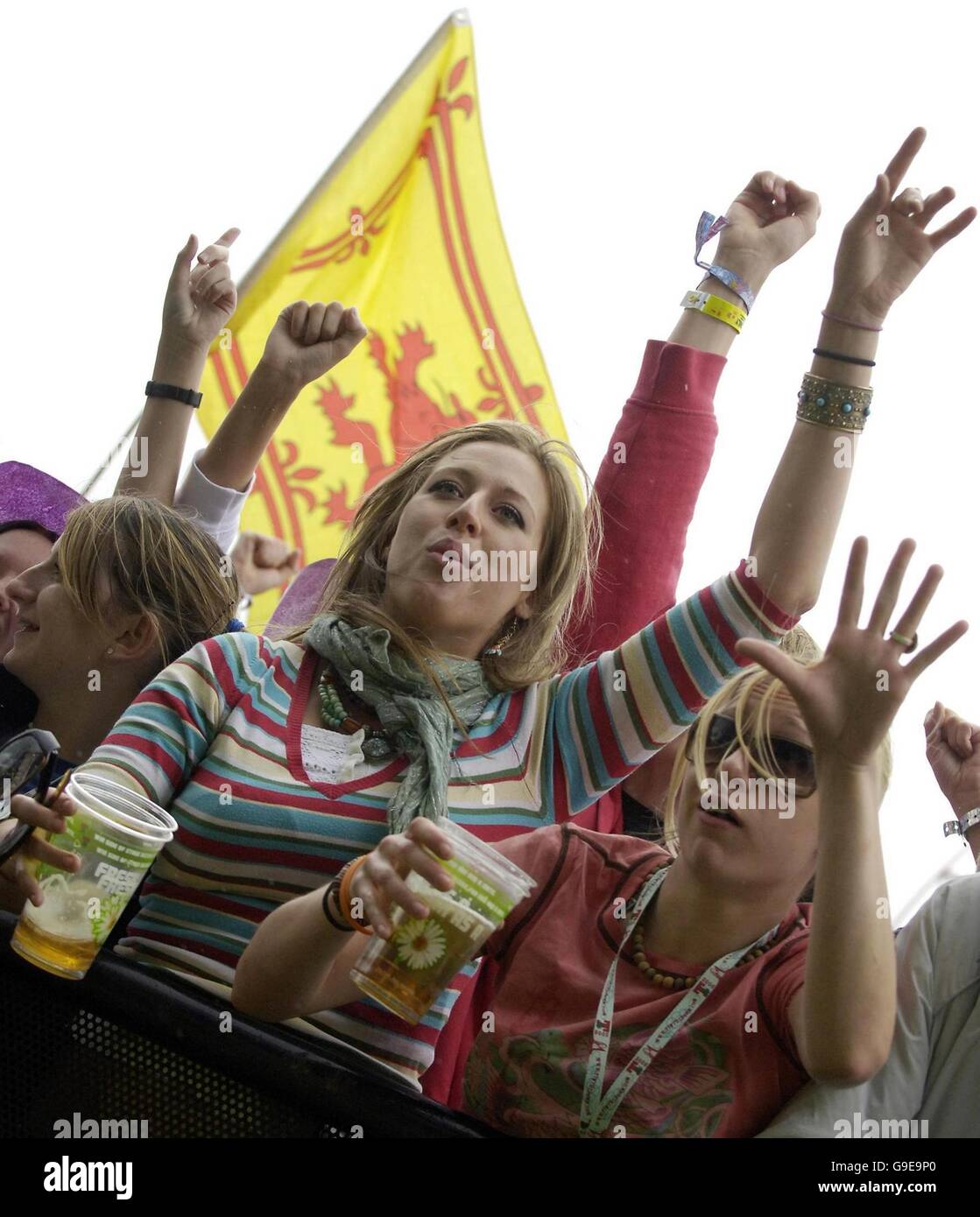 Music festival stage fans hi-res stock photography and images - Alamy