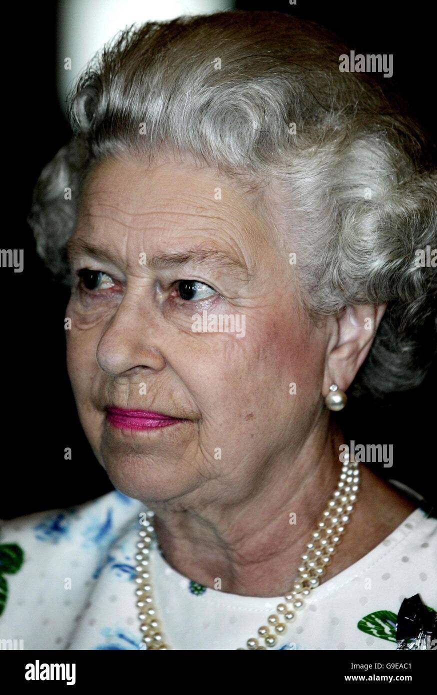 Britains queen elizabeth ii presented for enterprise at buckingham ...