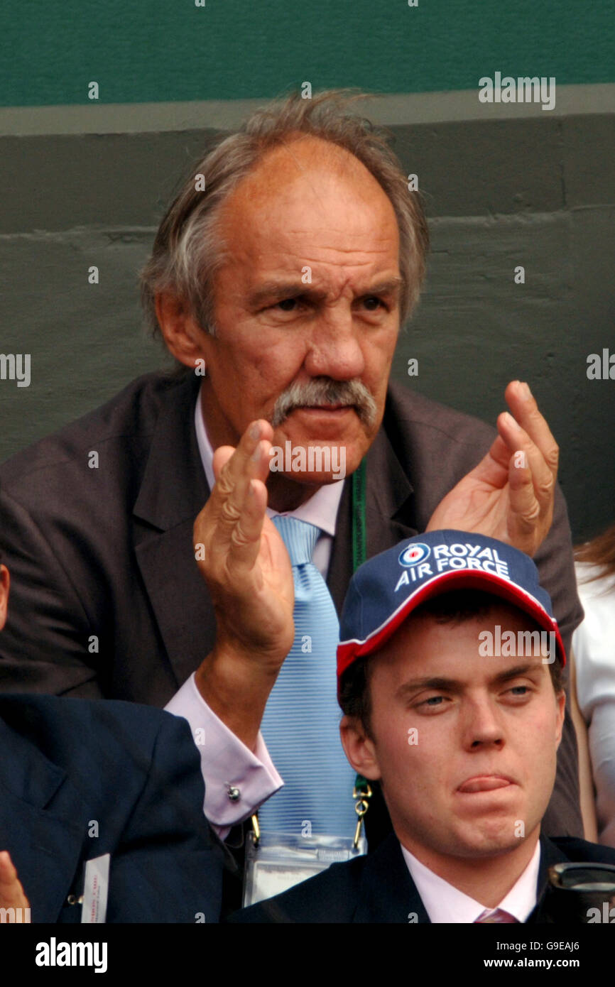 Roger uttley hi-res stock photography and images - Alamy