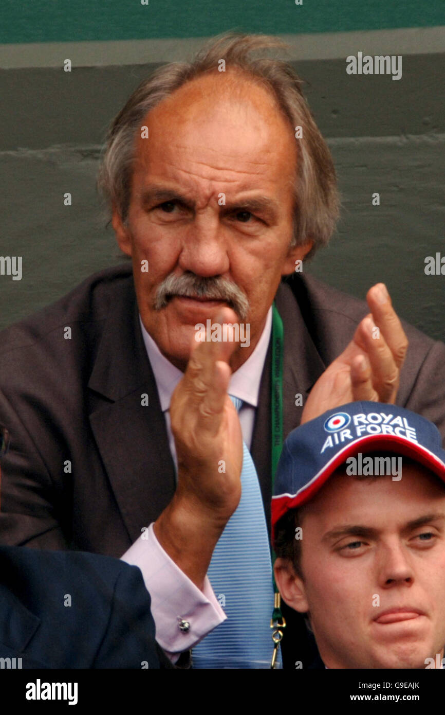 Former england rugby player manager hi-res stock photography and images ...