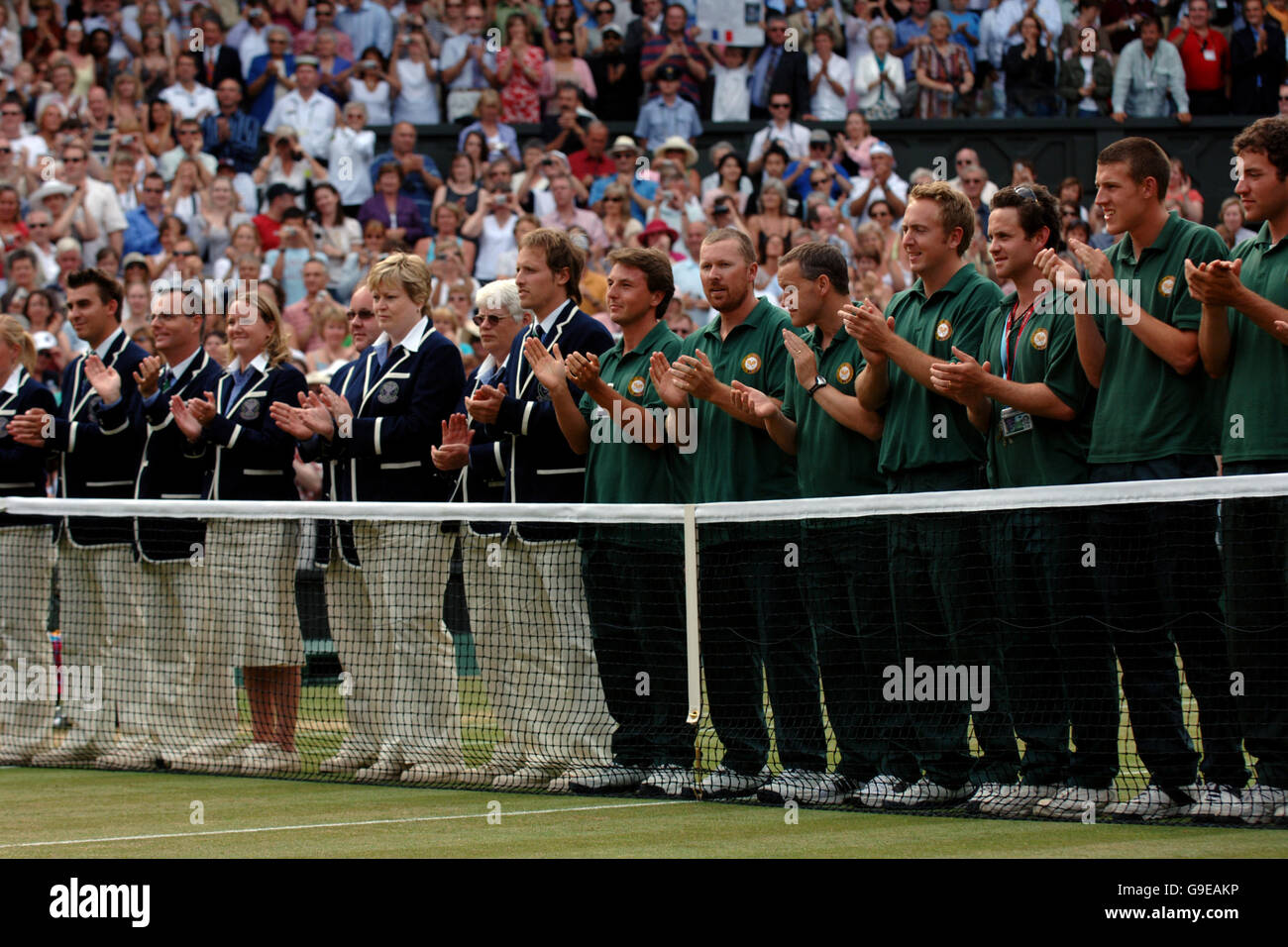 Match officials applaud wimbledon champion amelie mauresmo hi-res stock ...